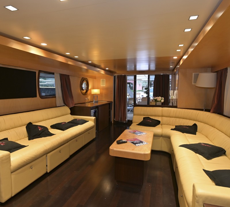 LA VOGLIA MATTA Yacht Charter Details, Clemna | CHARTERWORLD Luxury ...